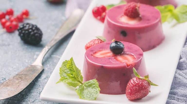 Postre de mora esponjado con leche, muy fácil de preparar con Mandolina