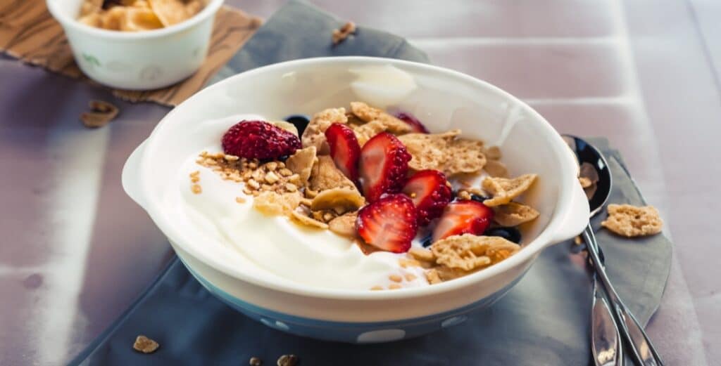 Desayuno saludable de bowl de yogurt con fruta