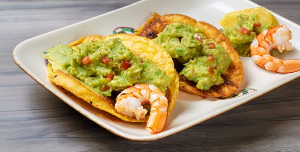 Patacones con Guacamole y Camarones | Mandolina
