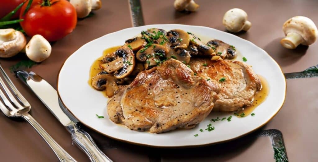 Receta fácil Chuletas de Cerdo con Champiñones en Salsa cremosa