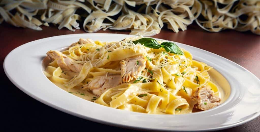 Fetuccini alfredo con pollo a la medianoche | Mandolina